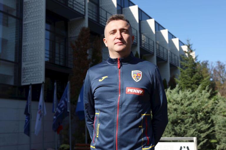 Selecționerul Mircea Lucescu are un nou membru în echipa sa/ Vezi staff ...